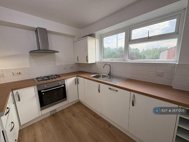 Grand Drive, London, SW20 2 bed flat to rent £1,780 pcm £411 pw