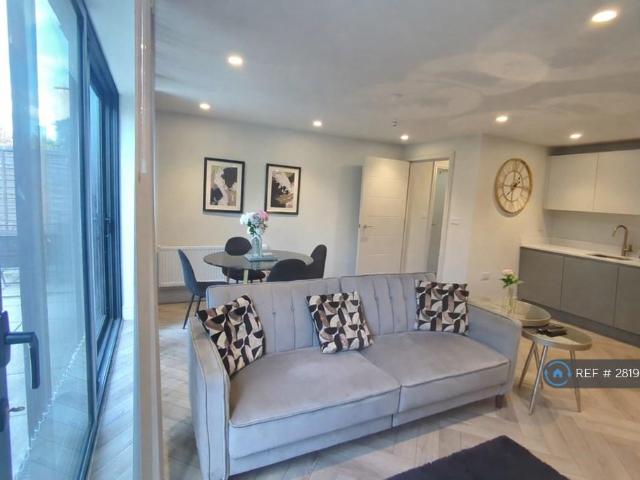 Grand Drive, London, SW20 3 bed maisonette to rent £4,000 pcm £923 pw