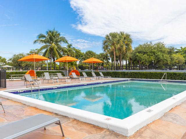 Grand Island Square 3 Miles to Aventura Mall