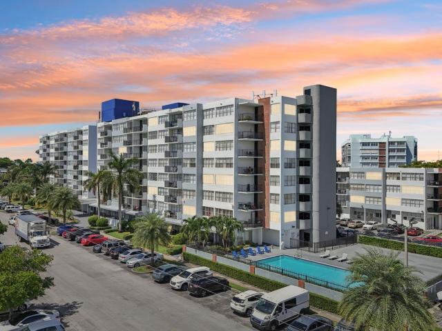 Grand Island Square 3 Miles to Aventura Mall