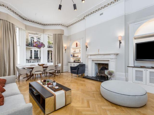 Grand Lateral Apartment by Kensington Gardens