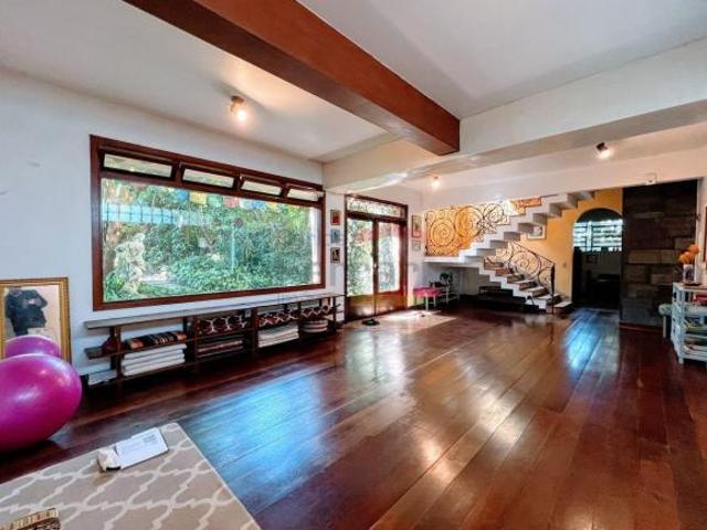 Grande oportunidade: casa histórica e impecavelmente conservada em um refúgio verde de 2.500 m²