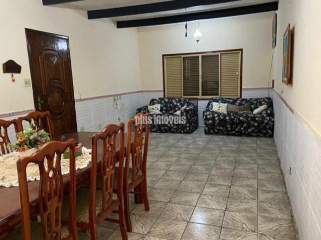 Grande oportunidade, sobrado à venda em localização privilegida