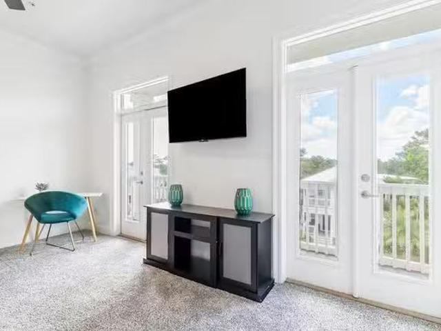 Grande Pointe Circle