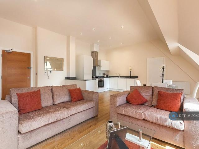 Grandera House, Sunbury On Thames, TW16 2 bed flat to rent £1,750 pcm £404 pw