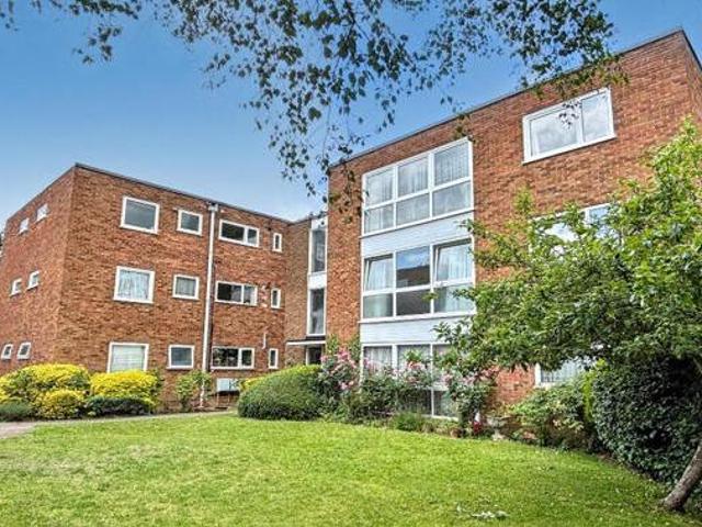 Grandfield Avenue, Nascot Wood, 2 Bedroom Flat