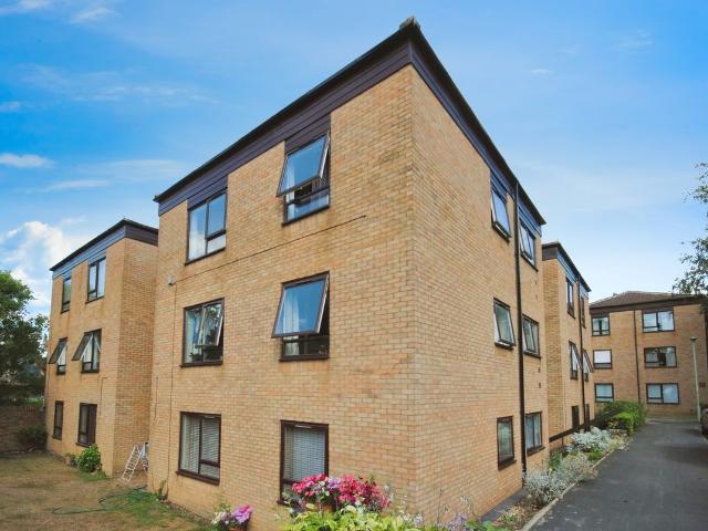 Grandfield Avenue, Nascot Wood, Watford WD17, 2 bed flat to rent, £1,750 pcm | PrimeLocation