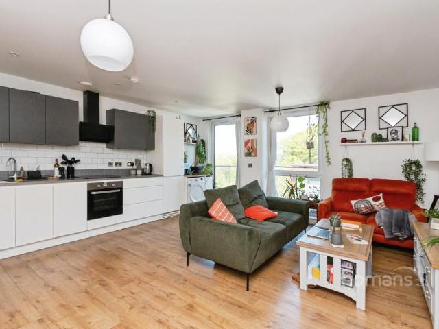 Grandview, 296 Farnborough Road. 2 bed flat to rent £1,550 pcm £358 pw