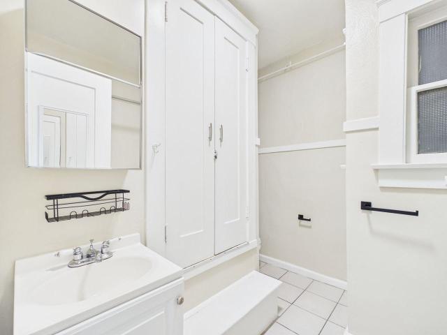 Grandview Apartments Studio Apartment for Rent at 1820 4th Ave, San Diego, CA 92101 Park West