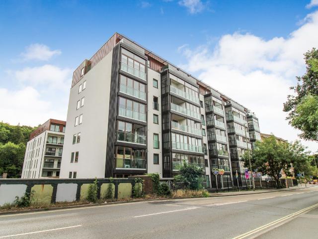 Grandview, Farnborough, Hampshire GU147Gz GU14, 1 bed flat to rent, £1,300 pcm | PrimeLocation