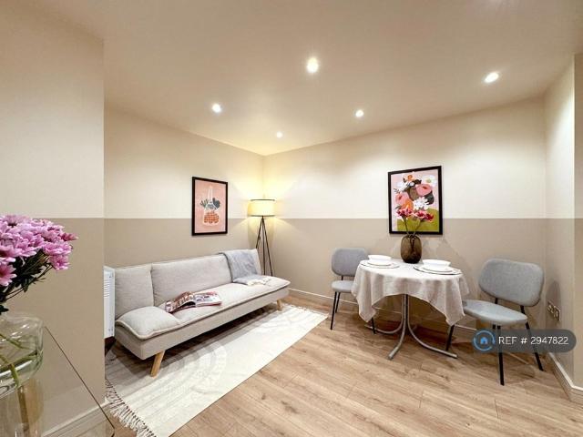 Granite Apartments, London, E15 3 bed flat to rent £2,990 pcm £690 pw