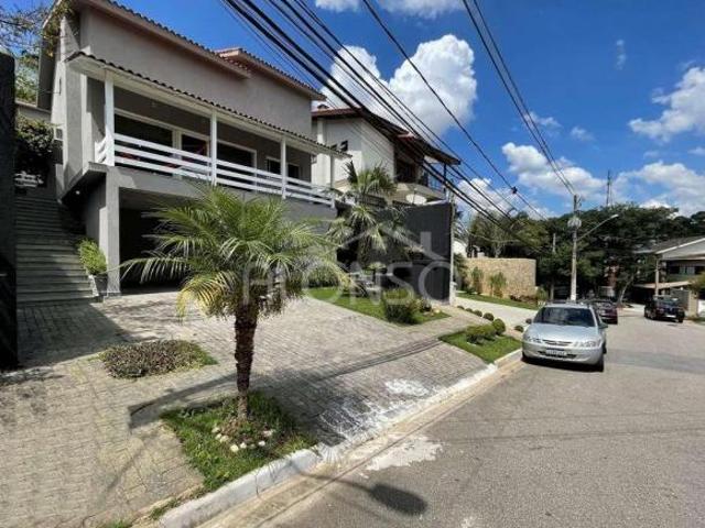 GRANJA VIANA CASA COM 5 QUARTOS, SENDO 3 SUÍTES E 4 VAGAS