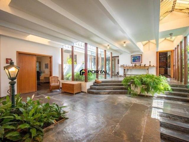 Granja Viana em Alto Estilo: Casa Térrea com Jardim, Piscina e Privacidade!