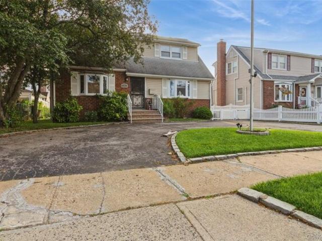 Grant Dr E, Valley Stream, Home For Sale