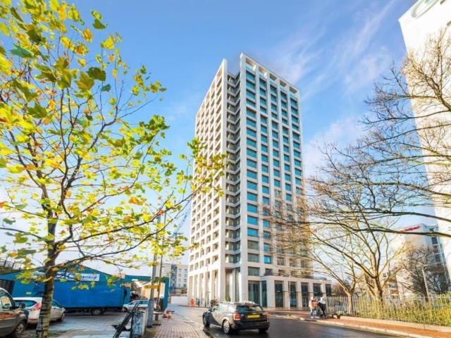 Grant Road, London SW11, 1 bed flat to rent, £2,557 pcm | PrimeLocation