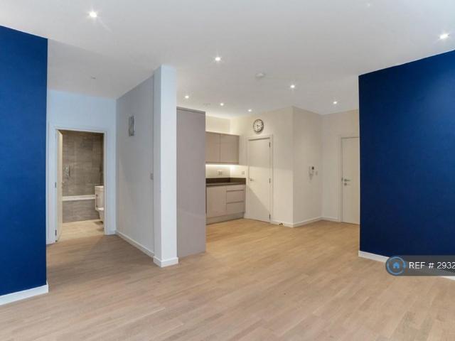 Granton House, Milton Keynes, MK9 2 bed flat to rent £1,600 pcm £369 pw