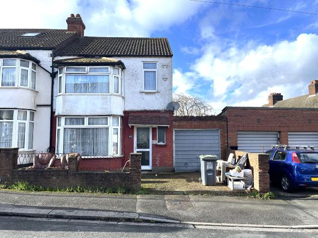 Grantham Road, Luton LU4, 3 bed semi detached house to rent, £1,500 pcm | PrimeLocation