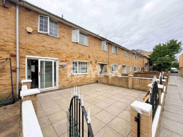 Grantham Road, London E12 3 bed terraced house to rent £2,600 pcm £600 pw