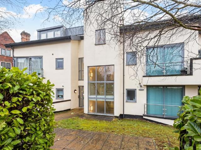 Granville Road Sevenoaks TN13 2 bed penthouse to rent £2,250 pcm £519 pw