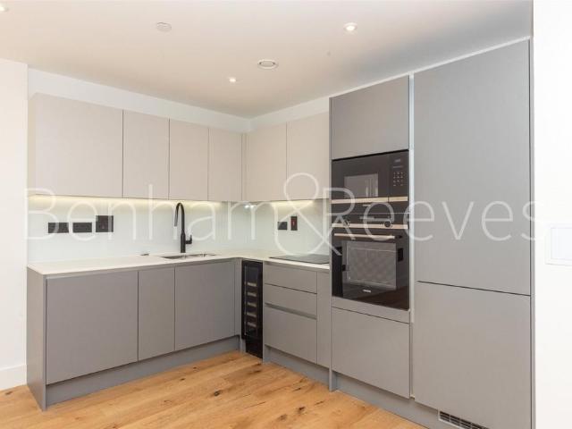 Graphite Square, London, SE11 1 bed apartment to rent £3,100 pcm £715 pw
