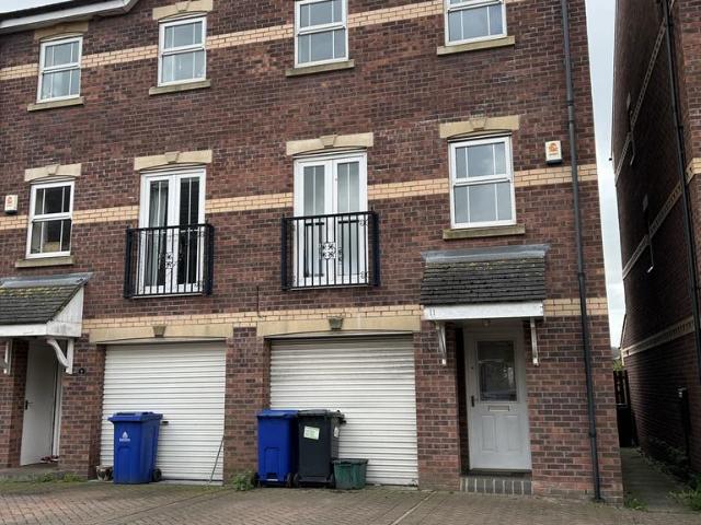 Grassholme Close, Lakeside, Doncaster. 3 bed townhouse to rent £1,095 pcm £253 pw
