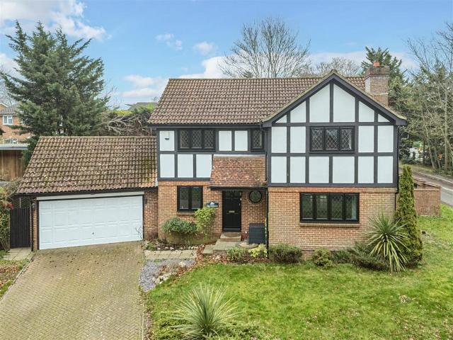 Grey Alders, Banstead 4 bed detached house to rent £3,250 pcm £750 pw