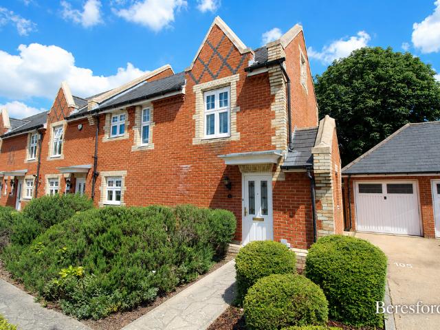 Grey Lady Place, CM11 3 bed end of terrace house to rent £2,300 pcm £531 pw