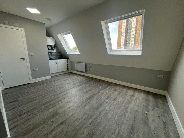 Greyhound, London W6, Studio to rent, £1,200 pcm | PrimeLocation
