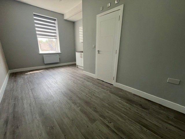 Greyhound, London W6, Studio to rent, £1,250 pcm | PrimeLocation