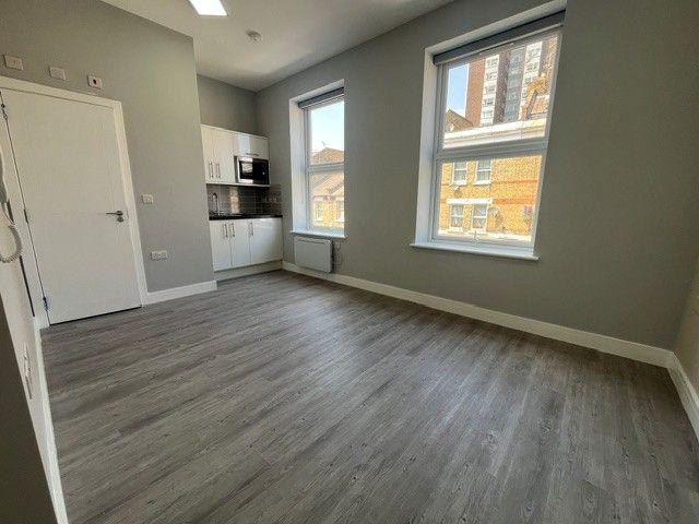 Greyhound, London W6, Studio to rent, £1,300 pcm | PrimeLocation