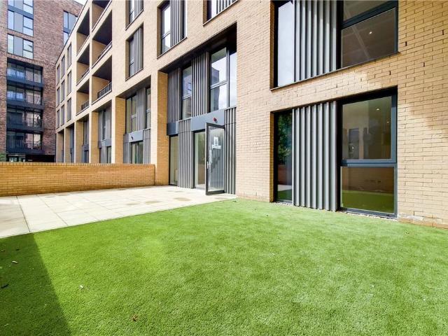 Greyhound Parade, London, SW17 4 bed maisonette to rent £4,400 pcm £1,015 pw