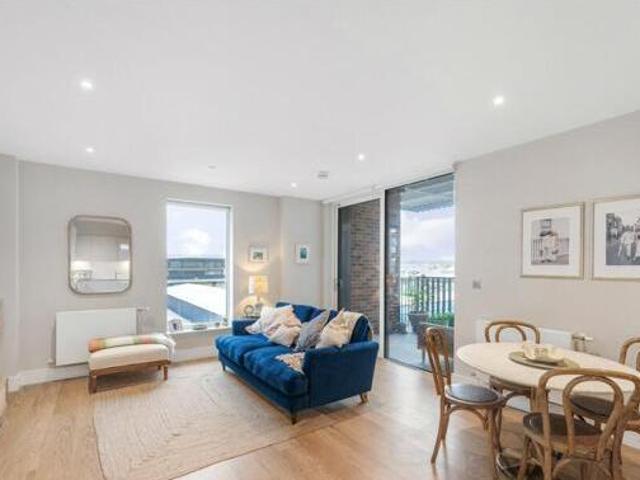Greyhound Parade, Southfields, 2 Bedroom Flat