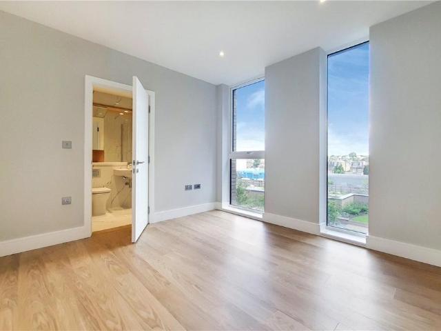 Greyhound Parade, Wimbledon Grounds. 3 bed apartment to rent £3,300 pcm £762 pw