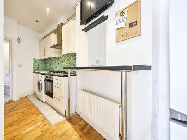 Greyhound Road, West Kensington. 2 bed flat to rent £2,200 pcm £508 pw