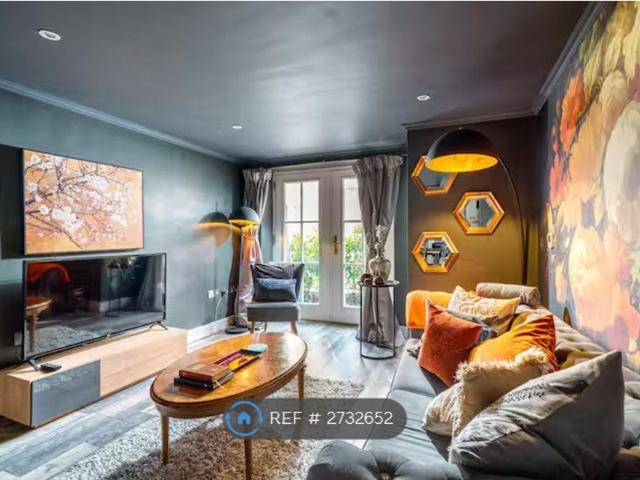 Greyhound Road, Barons Court W14, 2 bed flat to rent, £2,900 pcm | PrimeLocation