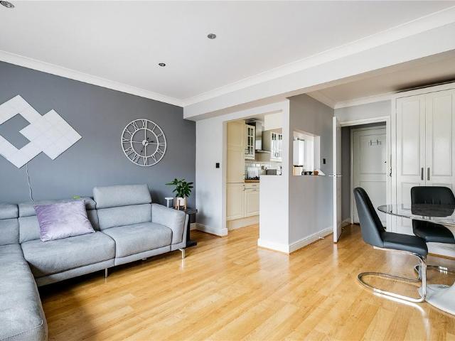 Greyhound Road, Fulham, London, W6 2 bed flat to rent £2,750 pcm £635 pw