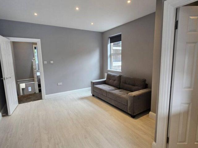Greyhound Road, London NW10 3 bed maisonette to rent £2,350 pcm £542 pw