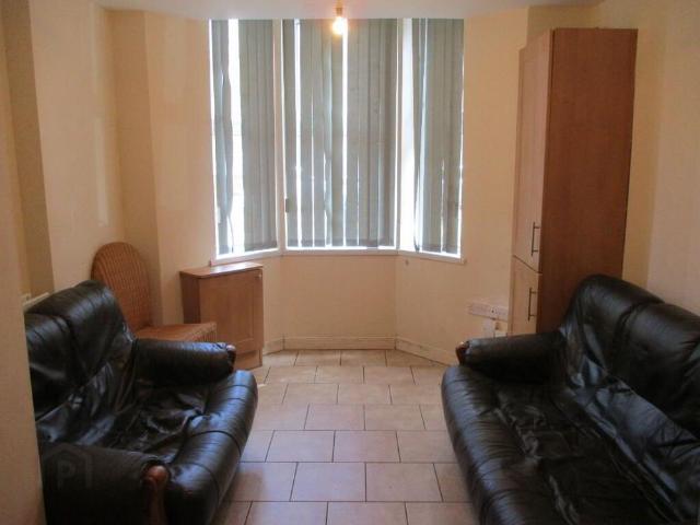 Great 4 Bedroom Apartment, 68A University Avenue, Queens Quarter, Belfast, BT7 1GY