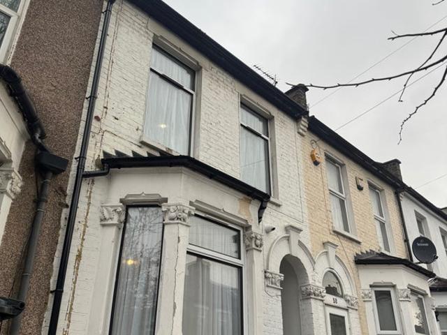 Great 4 bedroom house next to the station