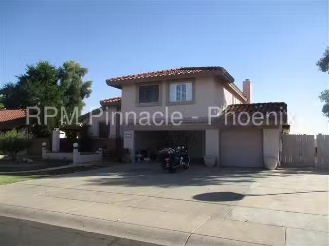 Great 4 Bedroom in Peoria! 7739 W Canterbury Dr