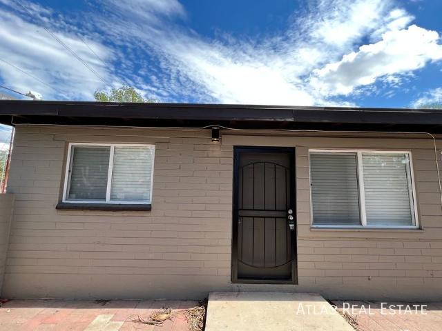 GREAT 2 BED 1 BATH DUPLEX WITH YARD IN MIDTOWN