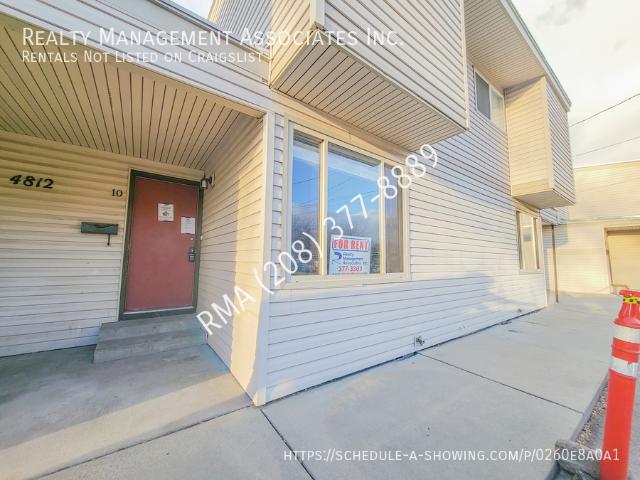 Great Townhouse Located on The Bench!