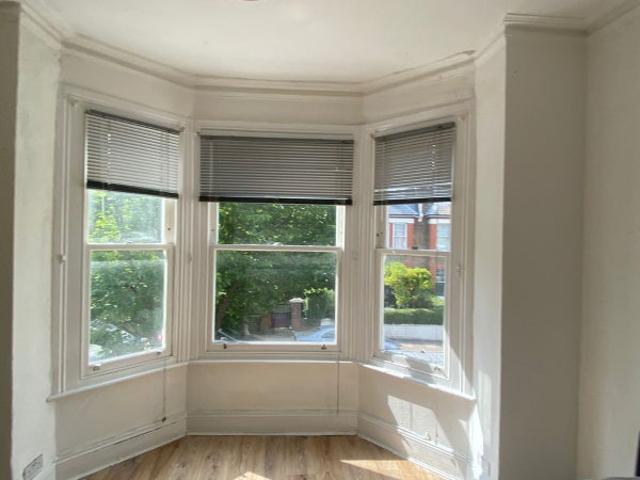 Great Value bedsit Kilburn