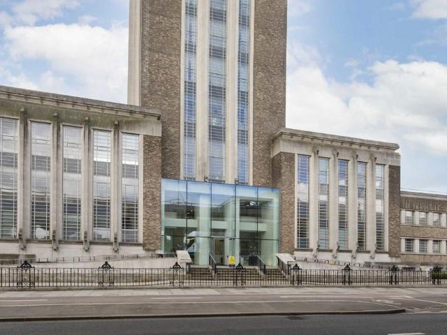 Great West Road, Brentford TW8 5 bed flat to rent £4,203 pcm £970 pw