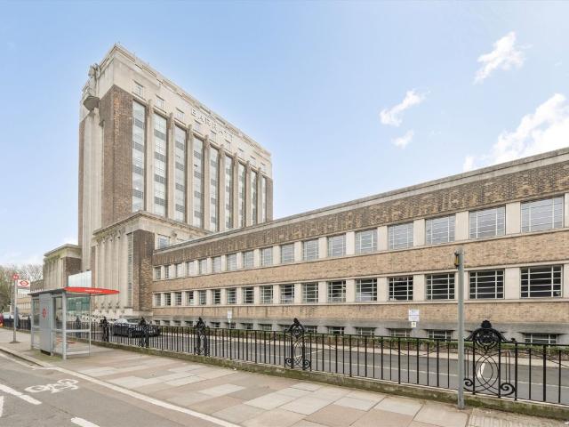 Great West Road, Brentford TW8, 1 bed flat to rent, £1,700 pcm | PrimeLocation