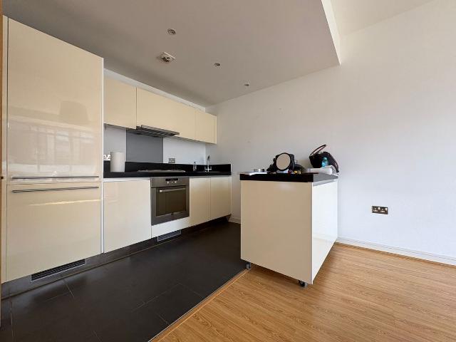 Great West Road, Brentford TW8, 1 bed flat to rent, £1,700 pcm | PrimeLocation