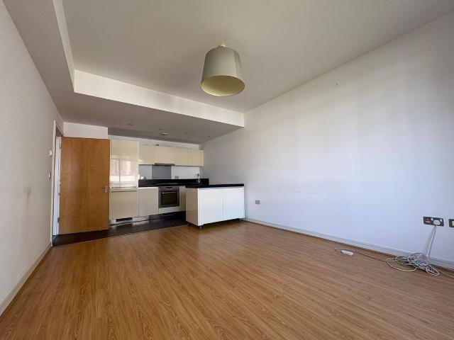 Great West Road, Brentford TW8, 1 bed flat to rent, £1,700 pcm | PrimeLocation
