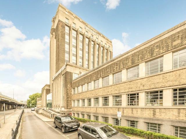 Great West Road, Brentford TW8, 3 bed flat to rent, £2,700 pcm | PrimeLocation