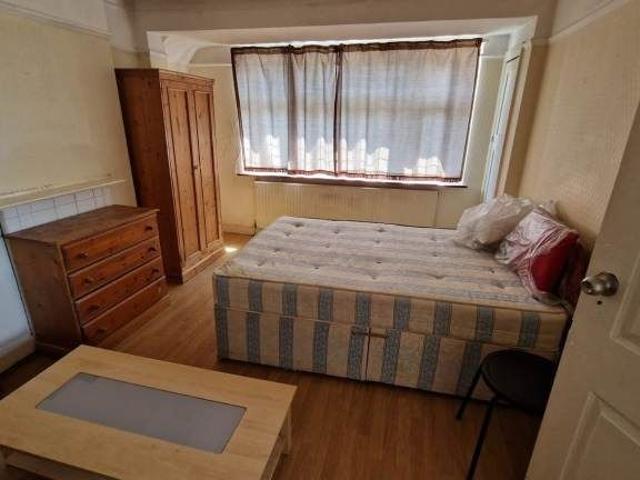 Great West Road, Hounslow TW5, Room to rent, £690 pcm | PrimeLocation