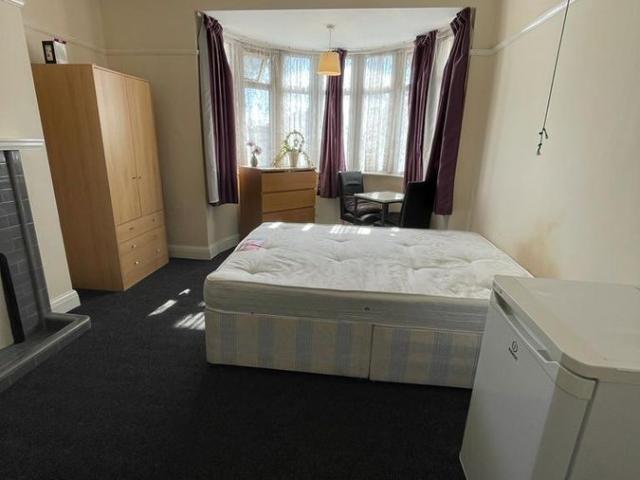 Great West Road, Hounslow TW5, Room to rent, £800 pcm | PrimeLocation